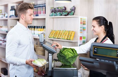 Клиент порции продавца человека для того чтобы весить приобретения ...