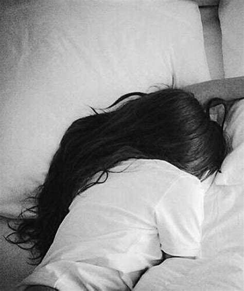 عکس دختر تنها؛ ۴۰ عکس دختر تنها در غروب، شب و باران برای پروفایل ستاره