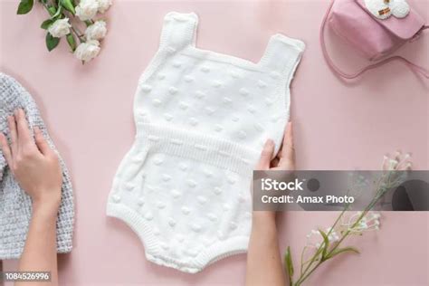 분홍색 배경과 텍스트 평면도 복사 공간에 아기 여자 액세서리와 함께 베이비 샤워 꽃 배경 평면 배치 개념에 대한 스톡 사진 및 기타 이미지 Istock