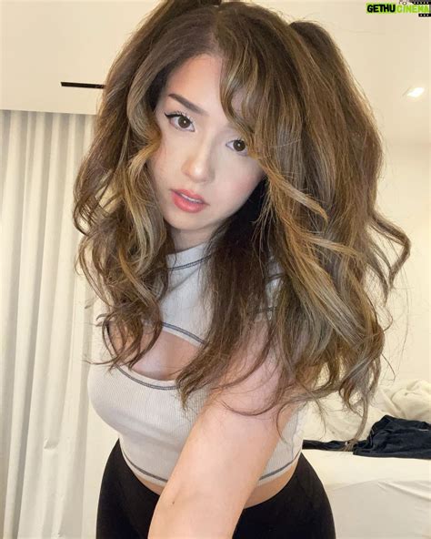 Pokimane Wiki Biography Age Gallery Spouse And More