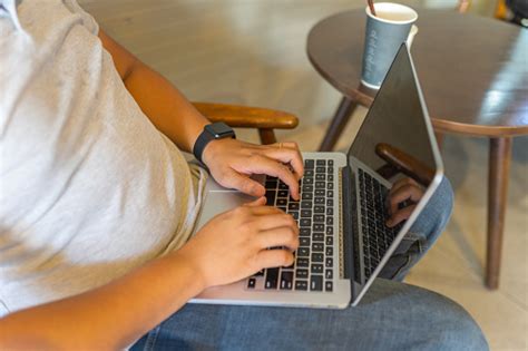 안락의자에 앉아있는 동안 노트북 키보드를 입력하는 인간의 손 경영자에 대한 스톡 사진 및 기타 이미지 경영자 금융 항목 기업 재무와 산업 Istock