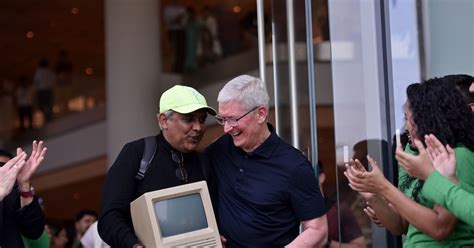 Tim Cook Inaugura La Primera Tienda De Apple En India Infobae