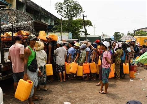 စစ်ကောင်စီက စားအုန်းဆီ၊ စက်သုံးဆီ၊ ပို့ကုန်သွင်းကုန်နှင့် ဘဏ်လုပ်ငန်းရ