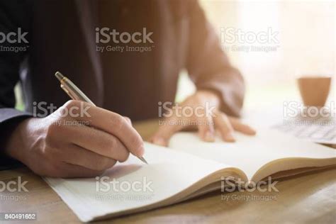 비즈니스 사람 직장에서 노트북에 쓰기입니다 빈티지 톤 개념에 대한 스톡 사진 및 기타 이미지 개념 기업 재무와 산업 노트북 Istock