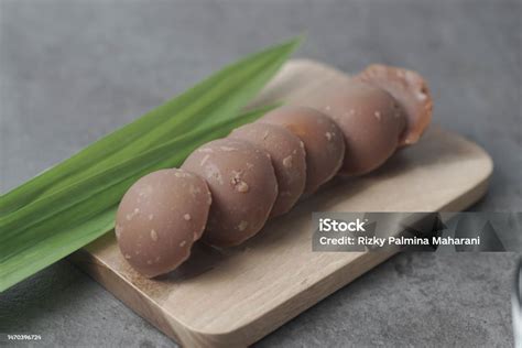 굴라 자와 야자 설탕으로 만든 달콤한 인도네시아 음식 풍부한 캐러멜 같은 맛 디저트와 차에 딱 맞습니다 야자 설탕 코코넛 및 기타 향신료로 만든 전통적인 인도네시아 과자 0