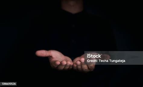 복사 공간이있는 어두운 배경모두에서 두 손을 제공합니다 뻗어 있는 빈 손을 뻗은 제스처를 클로즈업 기부 기부 수령 요청 및 뇌물 수수의 개념 손에 대한 스톡 사진 및 기타