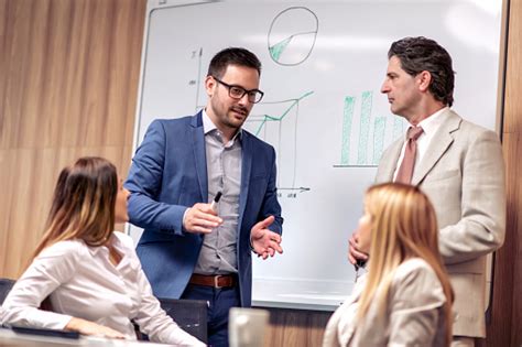 동료에 게 프레젠테이션을 제공 하는 젊은 사업가의 초상화 경영자에 대한 스톡 사진 및 기타 이미지 경영자 교육 기업 문화 Istock