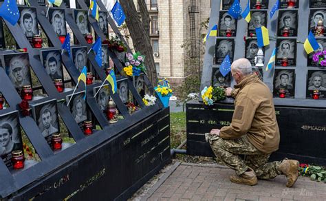 На 10 ту річницю революції на Алеї Героїв Небесної Сотні помолились за полеглих майданівців