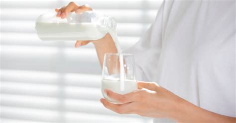 속 쓰릴 때 우유 마시면 좋을까 나쁠까