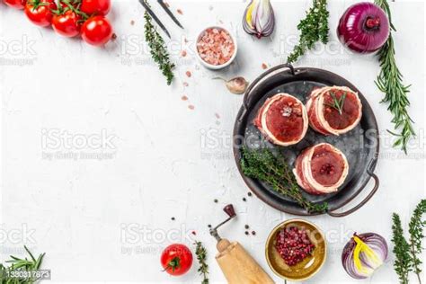 베이컨으로 감싼 소고기 안심 스테이크 의 상단은 밝은 배경에 오래된 고기 트레이에 제공 상단 보기 건물 외관에 대한 스톡 사진 및 기타 이미지 Istock