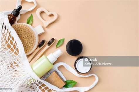 천연 유기농 에코 화장품 뷰티 살롱 브랜딩의 레이아웃 베이지 색 배경에 나무 스탠드에 유리 드롭퍼 병 0명에 대한 스톡 사진 및 기타 이미지 Istock