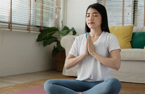 아시아 여성과 아침 요가 쉬운 위치에 앉아 수카사나 자세 온라인 명상 25 29세에 대한 스톡 사진 및 기타 이미지 25 29세 개념 균형 Istock