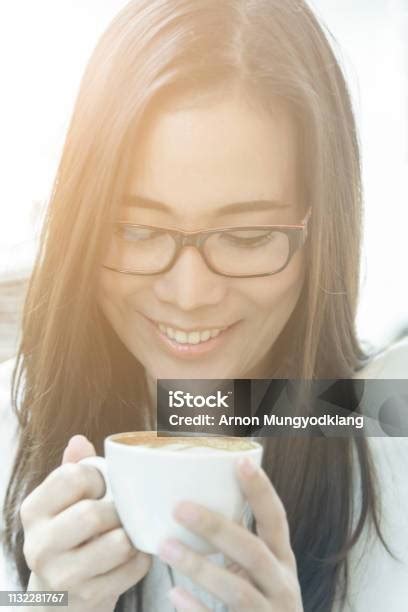 아름 다운 아시아 매력적인 여자 들고 하 고 행복 하 고 편안한 시간 아침에 커피 카페에서 커피를 마시는 경영자에 대한 스톡 사진 및 기타 이미지 Istock