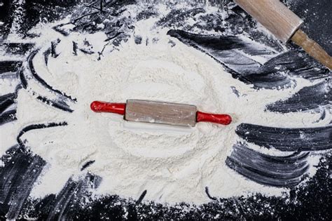 밀가루 고 롤링 핀 식탁에 반죽을 반죽 액세서리와 주방 제품입니다 블랙 테이블 탑입니다 가루로 빻은에 대한 스톡 사진 및 기타