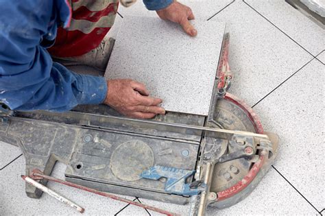 바닥과 벽에 새로운 타일을 배치 전문 세라믹 타일 남자 노동자 기와 제작자에 대한 스톡 사진 및 기타 이미지 기와 제작자 바닥재 타일 Istock