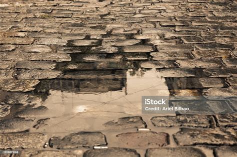 부에노스 아이레스에서 비오는 날에 일몰에 웅덩이와 젖은 자갈 길 가을에 대한 스톡 사진 및 기타 이미지 가을 건물 외관 건축물 Istock