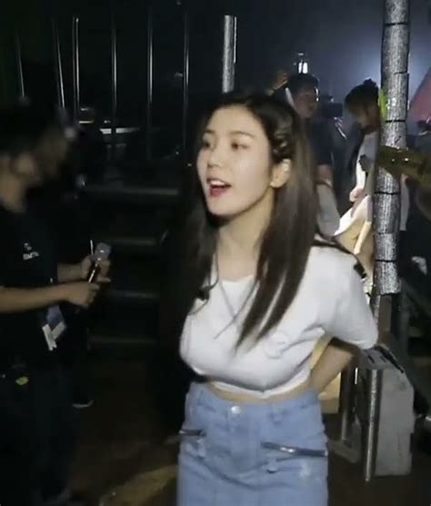 무대 뒤에서 인사하는 묵직한 흰 크롭티 권은비 Youtube