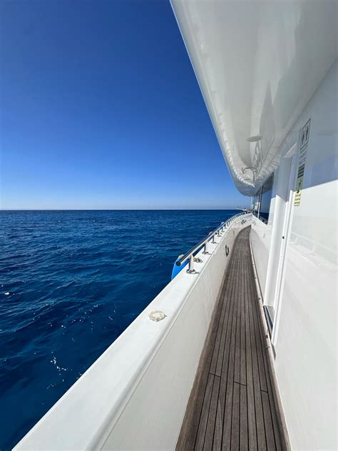 갑판 낮 럭셔리 맑은 하늘 모험 목조 갑판 물 물이 있는 경치 바다 바다 경치 바다 항해 바다의 배 보트 보트 갑판 블루 선박 손을 흔들다