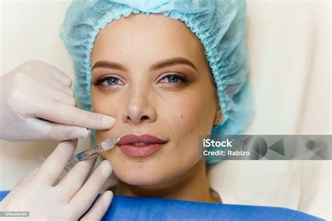 매력적인 소녀를위한 입술 확대 주사 성형 외과 의사는 의료 클리닉에서 입술에 주사를 않습니다 화장품 젊어지게 하는 얼굴