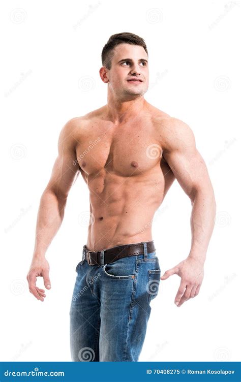 Sexy Lächelndes Hemdloses Männliches Modell Mit Muskulösem Körper Und ABS Gegen Den