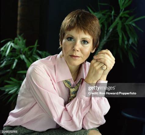 Judy Carne Press Photo Hosts Judy Carne And Gary Collins In Carnes