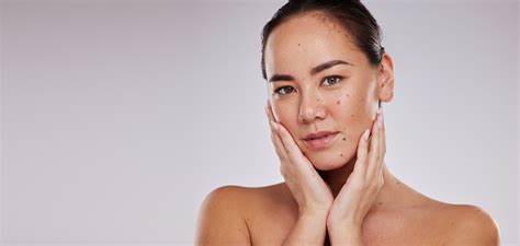 스킨케어 얼굴 그리고 미용 피부과 화장품을 위한 스튜디오에서 모형을 들고 있는 여성의 초상화 화장과 자기 관리를 위한 손을 가진