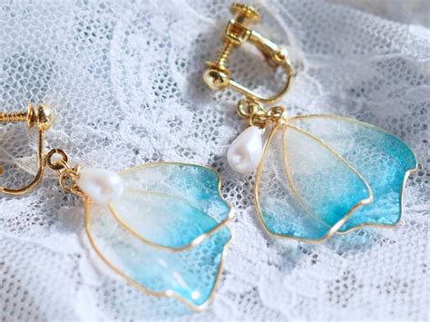 パールと花びら揺れる水色グラデーションイヤリング Neunノイン ハンドメイドのレジンアクセサリー作家