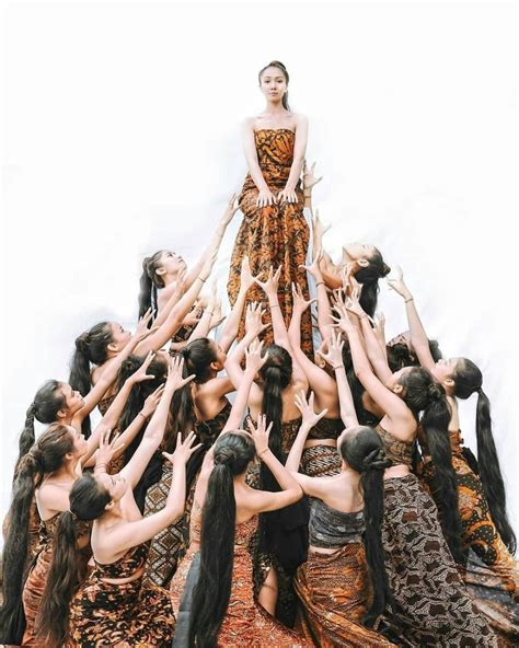 Intip Pesona Kecantikan Gadis Desa Pakai Sarung Batik Dzargon