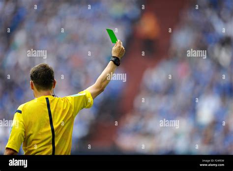 Deutsche Fußball Schiedsrichter Markus Schmidt Zeigt Die Grüne Karte Stockfotografie Alamy