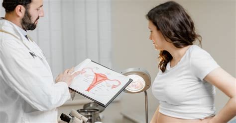 산부인과에서 진료를 받는 임산부와 함께 의사가 이해를 돕기 위해 몇 가지 의료 계획을 보여줍니다 임신 중 의료와 건강의 개념 사진 Unsplash의 임신한 이미지