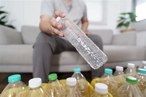 홈 재활용 에코 그린 제로 개념 남자는 집에서 노란색 쓰레기 봉투와 함께 재활용 쓰레기통에 빈 플라스틱 병을 던진다 가방에 대한 스톡 사진 및 기타 이미지 Istock