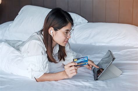 집에서 아침에 침대에서 주문을하면서 온라인 쇼핑을위해 태블릿과 신용 카드를 사용하는 여성 기술 전자 상거래 디지털 뱅킹 온라인 결제 및 아파트 생활 개념 가정의 방에 대한