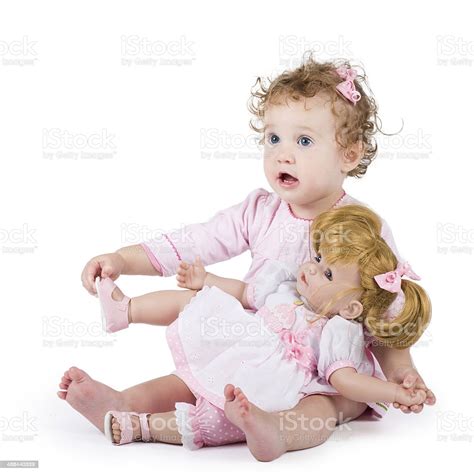 귀여운 유아 여자아이 게임하기 시누이의 인형 1에 대한 스톡 사진 및 기타 이미지 1 12 17 개월 1위 Istock