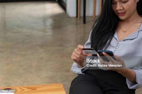 신용 카드를 들고 집에서 스마트 폰을 사용하는 여성 온라인 쇼핑 사업가 전자 상거래 인터넷 뱅킹 돈을 지출 홈 컨셉에서 작업