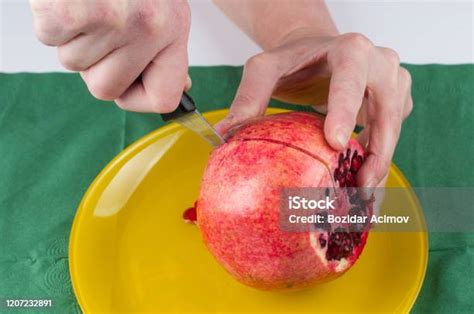 흰색 배경에 고립 된 노란색 접시에 석류 공간을 복사합니다 0명에 대한 스톡 사진 및 기타 이미지 0명 건강한 생활방식 곡초류 Istock