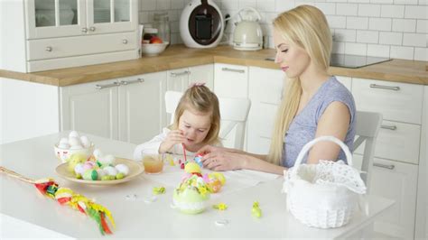 Premium 스톡 영상 사랑하는 가족 색칠 부활절 달걀