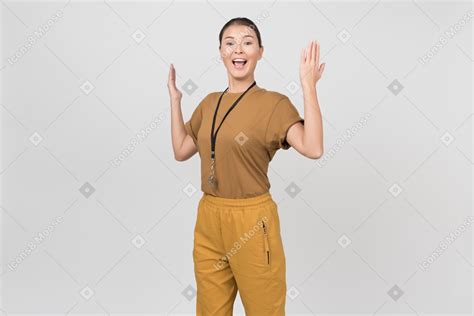 그녀의 손을 잡고 젊은 웃는 체육 교사 사진