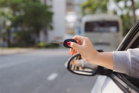 오픈 사이드 창을 통해 그들을 거부 하는 그녀의 손에 자동차의 점화 키를 들고 여자 교통수단에 대한 스톡 사진 및 기타 이미지 교통수단 명랑한 베트남 Istock