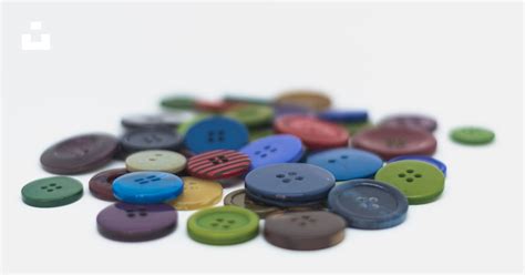 파란색 녹색과 갈색 둥근 약물 알약 사진 Unsplash의 무료 바느질 이미지