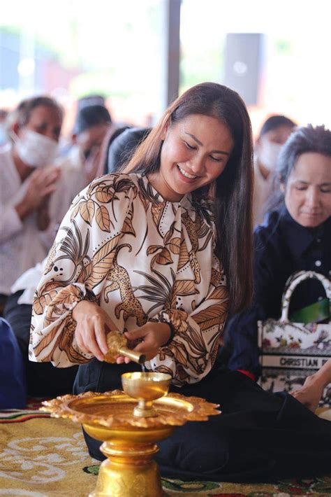 លោកស្រី ហ៊ុន ម៉ាណា អញ្ជើញនាំយកទេយ្យវត្ថុប្រគេនដល់វត្តចំនួន៥ នៅខេត្តតាកែវ សារព័ត៌មាន នគរវត្ត