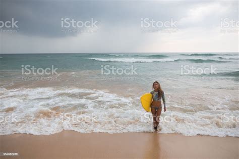아름 다운 여자 서퍼는 그녀의 손에 서핑 보드와 바다에서 종료합니다 나름에 대한 스톡 사진 및 기타 이미지 나름 남자 낮 Istock