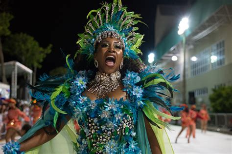 카니발 축제 브라질 삼 바 학교는 삼 바 Catwalk에 재미의 구성원 강에 대한 스톡 사진 및 기타 이미지 강 경쟁 그림 이야기 Istock