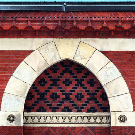 무료 이미지 건축물 구조 목재 창문 번호 아치 빨간 색깔 정면 벽돌 경기장 원 미술 디자인 대칭 모양 2348x2348 166995