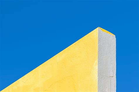 푸른 하늘에 대한 추상적인 노란색 구조 · 무료 스톡 사진