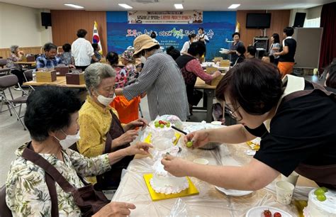 장애인복지관 사랑의 케이크 만들기 진행