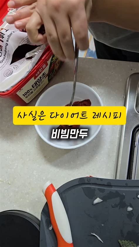 도다맘 저녁먹고 아이들과 놀아주는데 태권도에서 매트 넘기를 했다고 엄마도 베개로 넘어보라는 아들들🤣 그래엄마가 베개 4개 도전해볼께 학창 시절 제 몸 생각하고 4