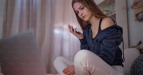 침대에 실내에 앉아 스마트폰을 가진 걱정스러운 어린 소녀 온라인 데이트 및 인터넷 남용 개념 사진 Unsplash의 틴에이저 이미지