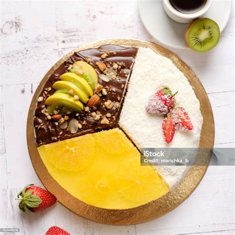 과일 초콜릿 사과 키위 딸기 커피 아메리카노 한 잔과 흰색 배경에 오렌지와 함께 수제 달콤한 케이크 유기농 디저트 무설탕 지방 없음 건강한 식습관 0명에 대한 스톡 사진 및