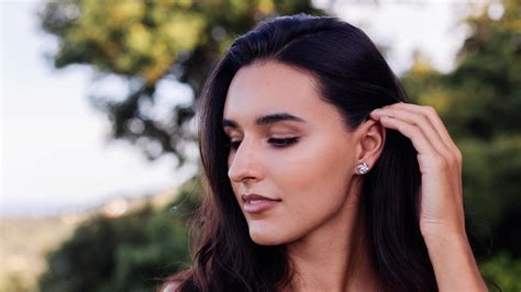 7 Model Anting Emas Untuk Orang Tua Yang Sedang Tren Simpel Tapi Bikin Mewah Penampilan