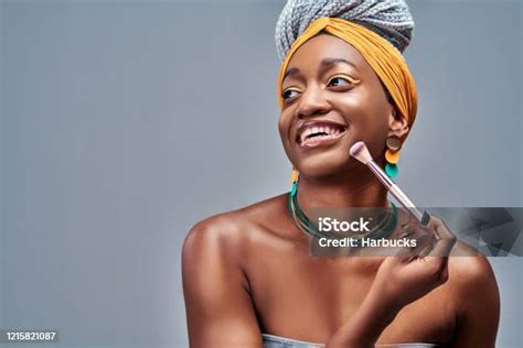 매력적인 얼굴 근처 메이크업 브러쉬와 아름다운 흑인 여성의 초상화 메이크업 화장품에 대한 스톡 사진 및 기타 이미지 메이크업